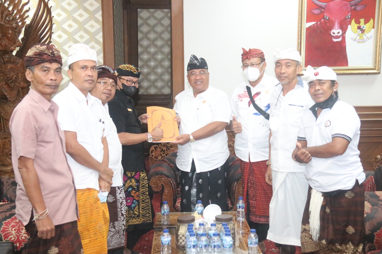 Kembangkan Tarian Maskot Tunjung Biru, Parwata Dukung Desa Adat Bualu ...